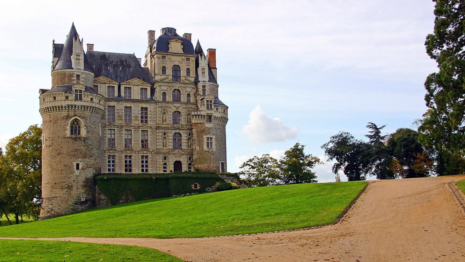 Château de Brissac, un cadre glorieux pour des actes héroïques ...