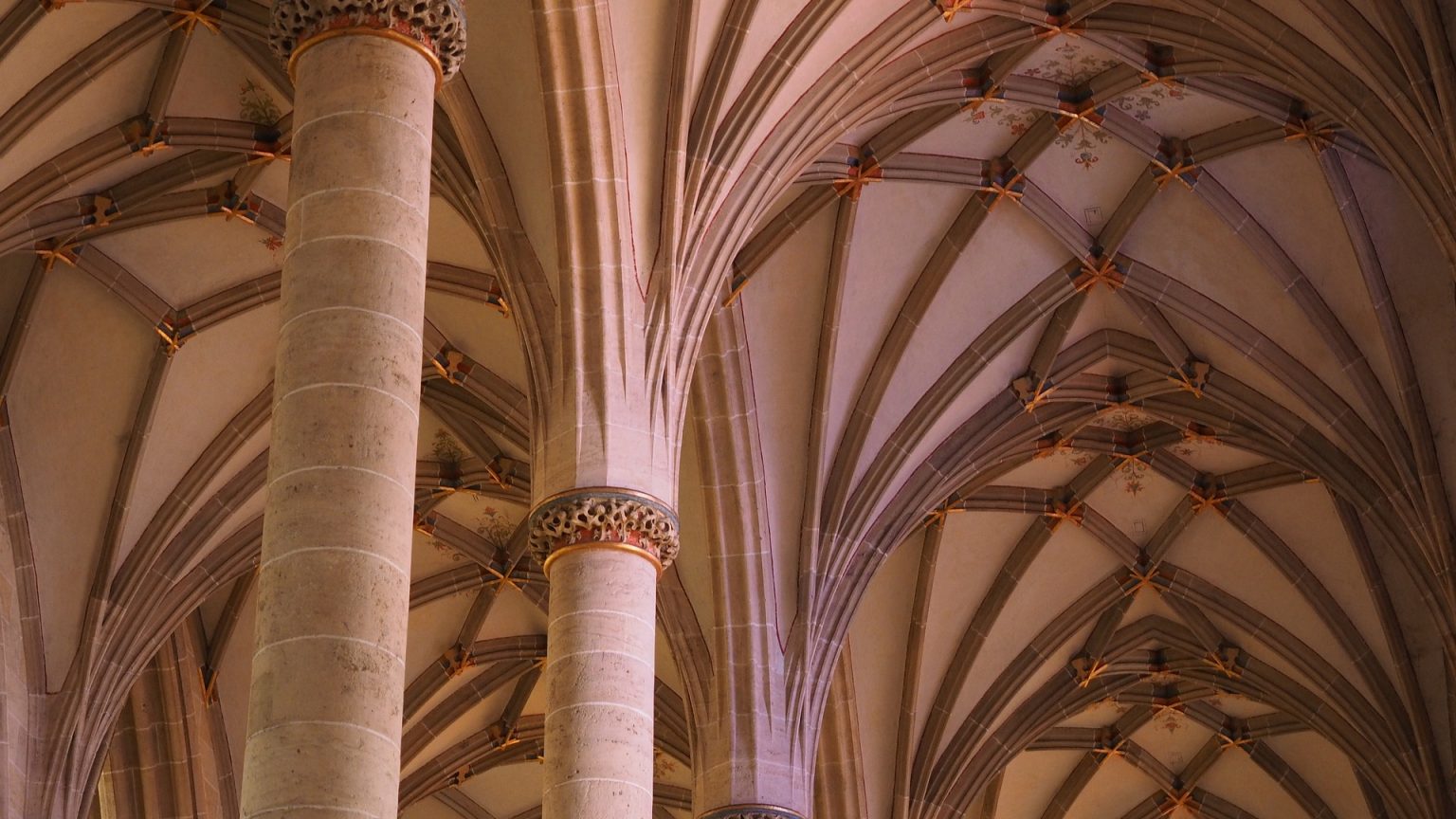 La force et le sourire des colonnes gothiques – Tradition Famille Propriété