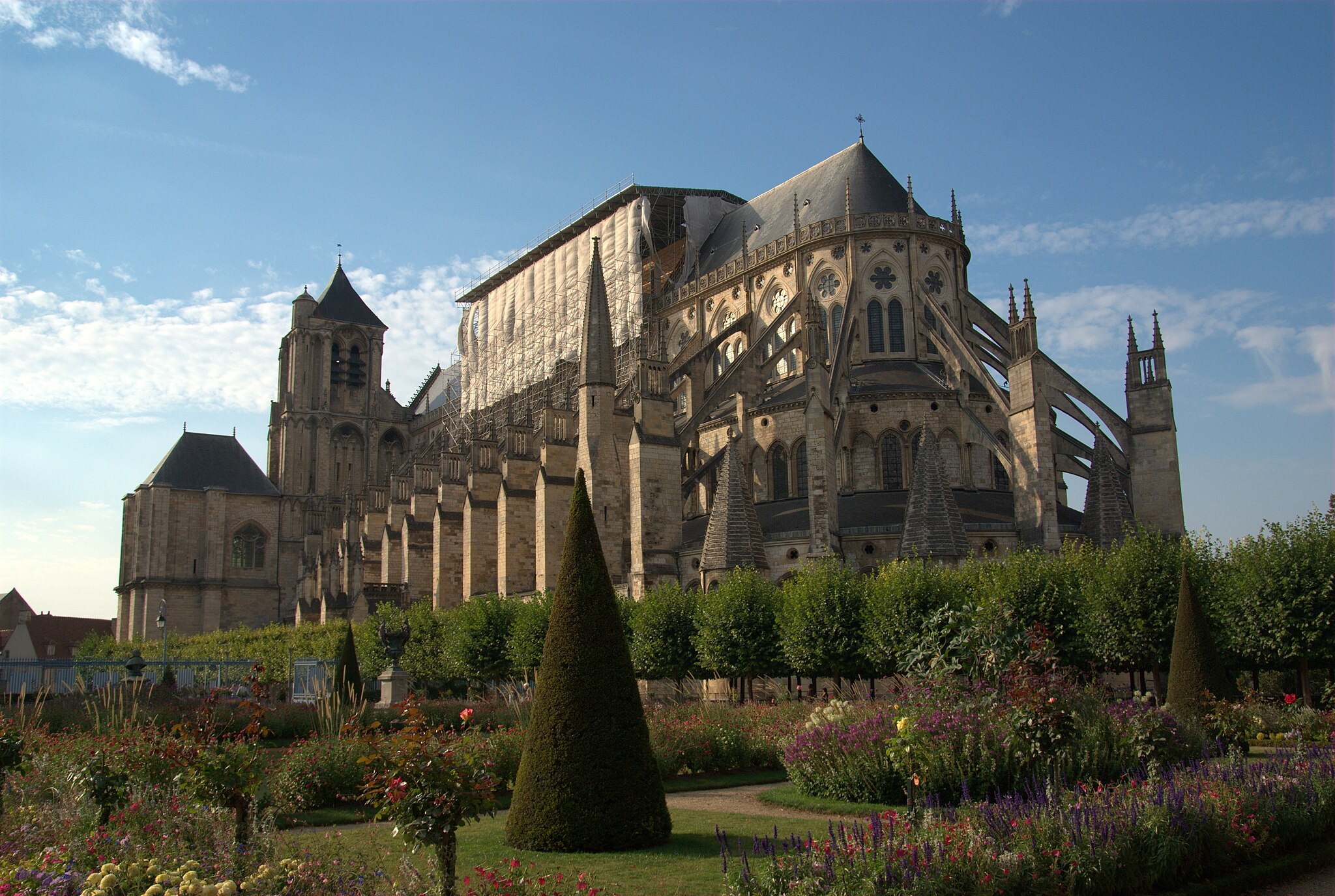 Bourges : l’une des plus belles cathédrales du monde – Tradition ...
