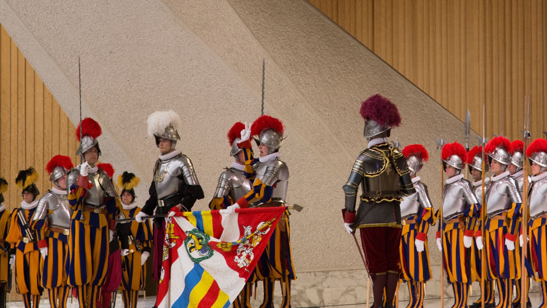 Les gardes suisses prêtent serment de servir Dieu et son Église ...